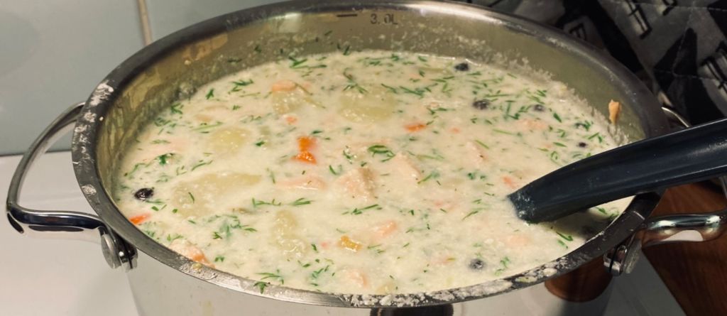 Helppo kermainen lohikeitto - Resepti