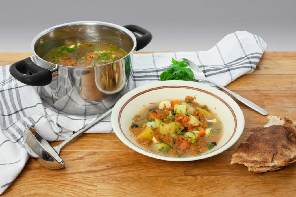 Lihaton keitto seitanista - Resepti