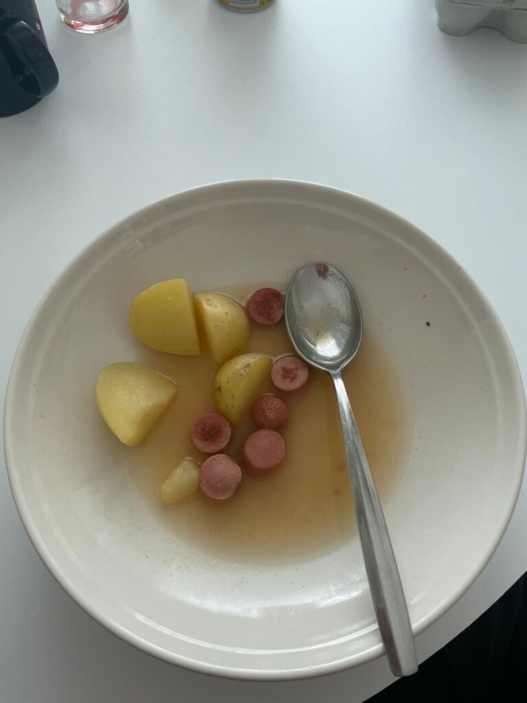 Koko perheen nakkikeitto - Resepti