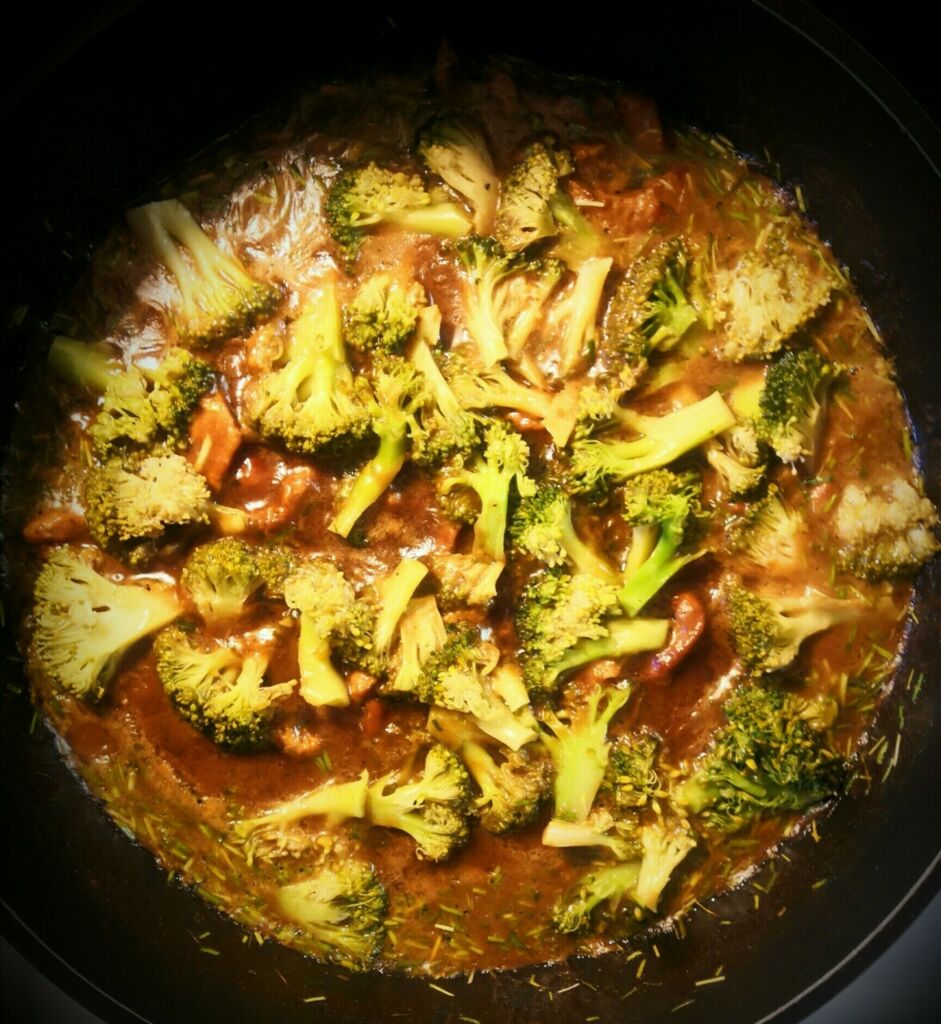 Parsakaali-Possun Suikalelihakastike - Resepti