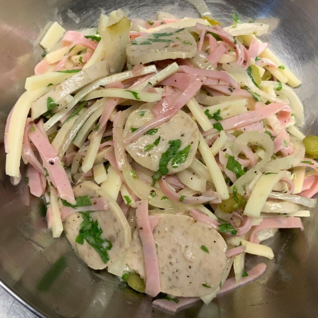 Saksalais-sveitsiläinen Kinkku-Juusto-Bratwurstsalaatti - Resepti
